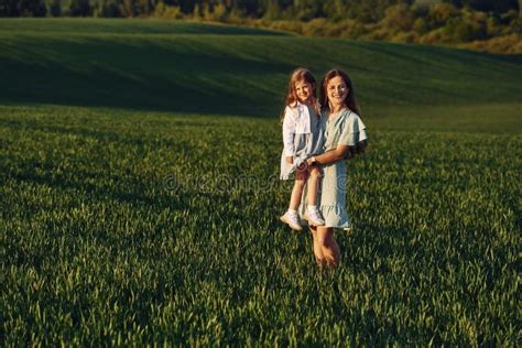 De Pie Y Posando Para Una Cámara Madre E Hija Se Divierten Al Aire