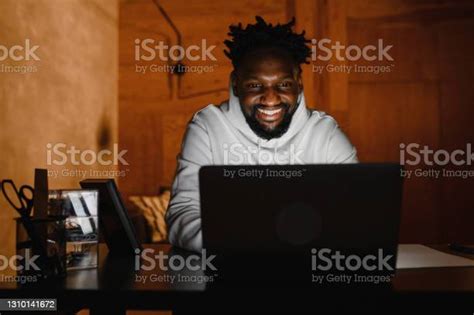 한 흑인 남성이 노트북에서 얼굴을 클로즈업하며 작업합니다 화상 회의 격리에 대한 스톡 사진 및 기타 이미지 격리 기업 문화 기업 비즈니스 Istock