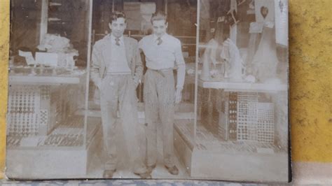 el rey de los botones hizo el primer diseño a los 14 años y vende modelos “checoslovacos” del