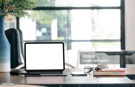 어두운 톤 사무실 방에 나무 테이블에 키보드와 공급이 있는 모형 빈 스크린 태블릿 0명에 대한 스톡 사진 및 기타 이미지 0명 공란 꽃병 Istock