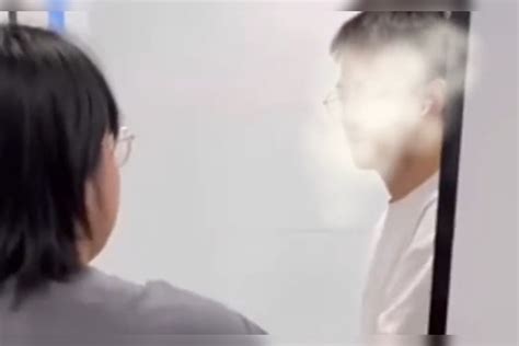 男研究生女厕偷拍,被女子堵在厕所内,双手合十求放过 男研究生女厕偷拍,被女子堵在厕所内,双手合十求放过