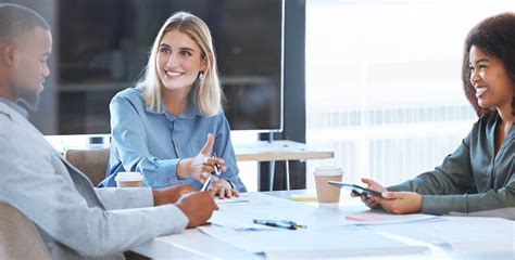 팀워크 계획 및 팀과의 의사 소통은 직장에서 사무실에서 전략 개발에 협력합니다 미래의 성장과 성공을 위한 비전과 사명을 가진 교육 및 워크숍 20 24세에 대한 스톡 사진