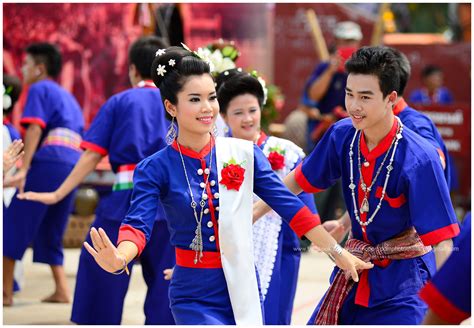 ฟ้อนภูไทเรณูนคร Traditional Dresses Thai Dress Fashion