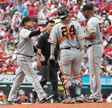 ＜広・巨＞4回途中、自らマウンドに行くメンデス（右）の交代を告げる原監督（左）（撮影・奥 調） ― スポニチ Sponichi Annex 野球
