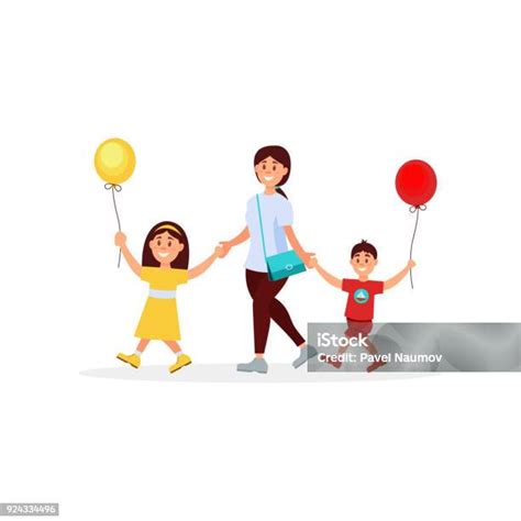 젊은 어머니는 그녀의 어린 아이 함께 산책 엄마 아들 및 딸 소년과 소녀 풍선을 손에 들고 가족의 하루입니다 행복 한 유년