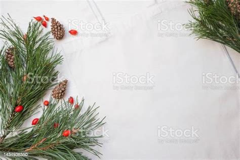 모형 환경 친화적 인 베이지 색 또는 흰색 컬러 캔버스 면직물 토트 백은 흰색 나무 배경에 소나무 가지와 콘이 있습니다 쇼핑 자루 모형 빈 템플릿 식료품 및 쇼핑을위한