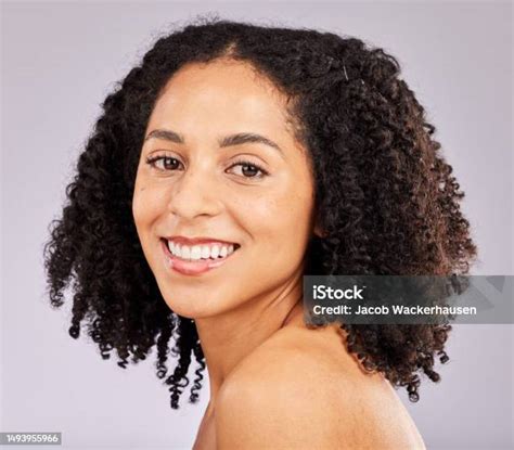 흑인 여성 헤어 케어 스튜디오에서 피부 광채와 피부과가 있는 초상화 메이크업 행복 그리고 젊은 모델의 화장품 스파 페이셜 및