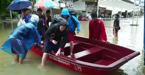 태국 코사무이에 홍수발 묶인 관광객들