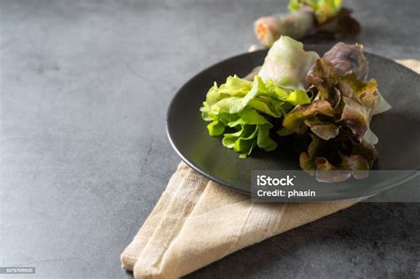 신선한 야채 스프링 롤 깨끗 한 음식 어두운 배경에서 체중 감량을 위한 샐러드 0명에 대한 스톡 사진 및 기타 이미지 0명 국수 당근 Istock