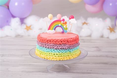 화려한 생일 케이크 파스텔 컬러 풍선 무지개 케이크 생일 축하 프리미엄 사진