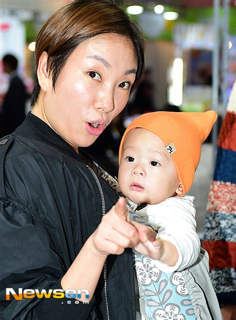 [포토엔]정경미 아들 윤준과 나들이 너무 닮아서 붕어빵