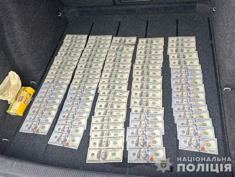 Обіцяли за 9000 доларів посприяти в перетині кордону на Львівщині поліцейські затримали