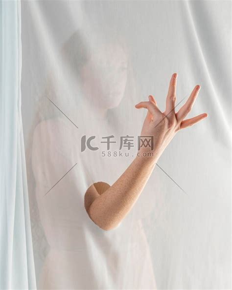 年轻女子教手语 16脚爬行动物高清摄影大图 千库网