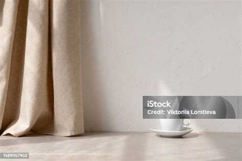 미적 미니멀리스트 중립 홈 인테리어 배경 빈 흰 벽 베이지색 린넨 커튼 돌 탁상 태양 광선에 커피 컵 리넨에 대한 스톡 사진 및