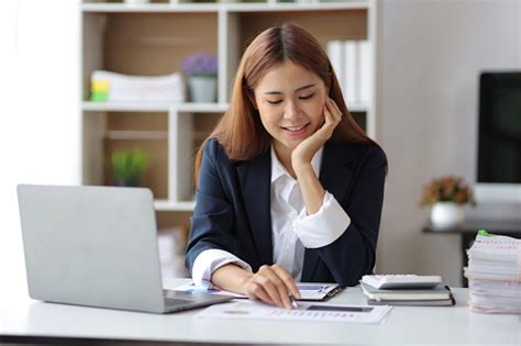 사무실 책상에서 재무 데이터를 분석하고 투자 투자를 계획하는 비즈니스 여성 전략에 대한 스톡 사진 및 기타 이미지 전략
