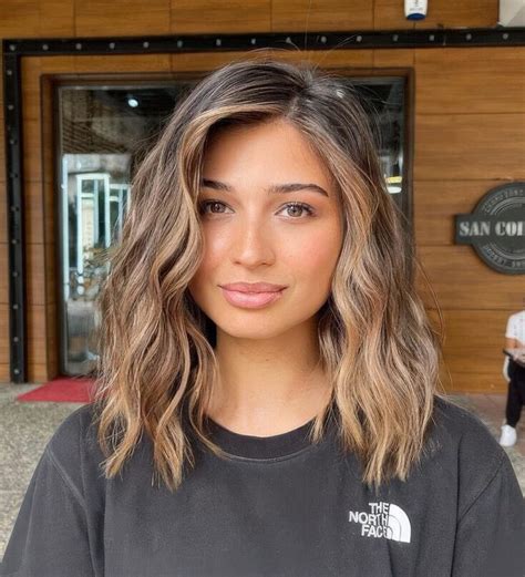 47 Sexy Medium Length Wavy Hairstyles Styleoholic