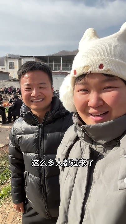 今年最开心的就是给我闺女小苹果办了满月宴，我和一航结婚的时候，没有条件没举办任何仪式，这次终于给孩子安排了喜宴。孩子，妈妈想让你踩着妈妈的肩膀