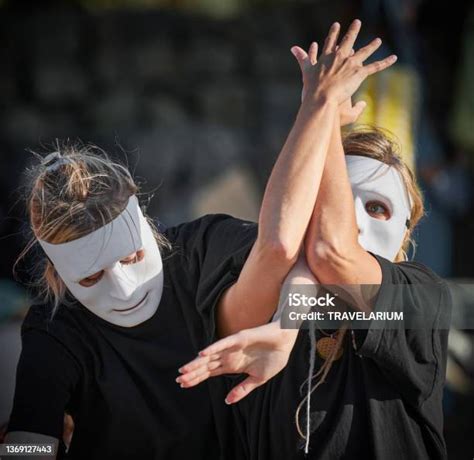 예술 축제 야외 예술 연극 공연 축제에서 춤을 추는 흰색 극장 마스크의 두 여성 Film Festival에 대한 스톡 사진 및 기타 이미지 Film Festival