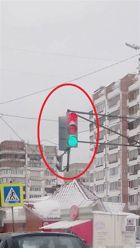 Что делать водителю если завис светофор и одновременно горит зеленый и красный сигнал можно ли