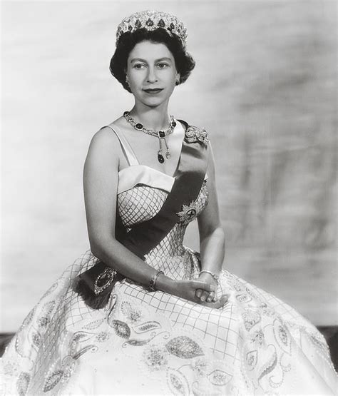 Unveiling Royal Elegance A Captivating Fashion Journey Through Queen