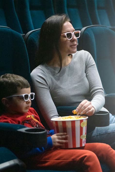 가정 생활 가족 시간 가족관계 개인적인 시간 공유된 순간 노부부 노인 노인 오락 노트북 단란함 디지털 스트리밍 디지털 시대 디지털 콘텐츠 먹는 문신