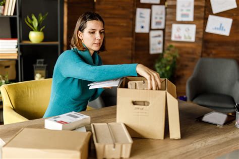 책상에 앉아 패키지와 상자를 분류하는 동안 메모를 확인하는 젊은 사업가 20 24세에 대한 스톡 사진 및 기타 이미지 20 24세 고객 기업가 Istock