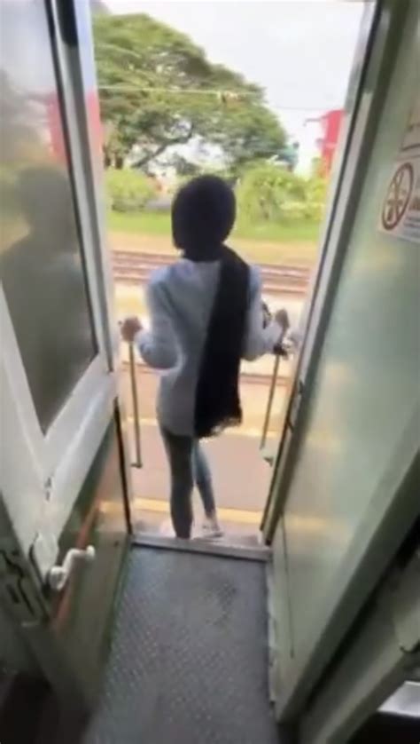 頭手勿伸出車外！ 泰女掛在車廂外擺拍 下秒「頭撞電線桿」當場摔下去 星島日報
