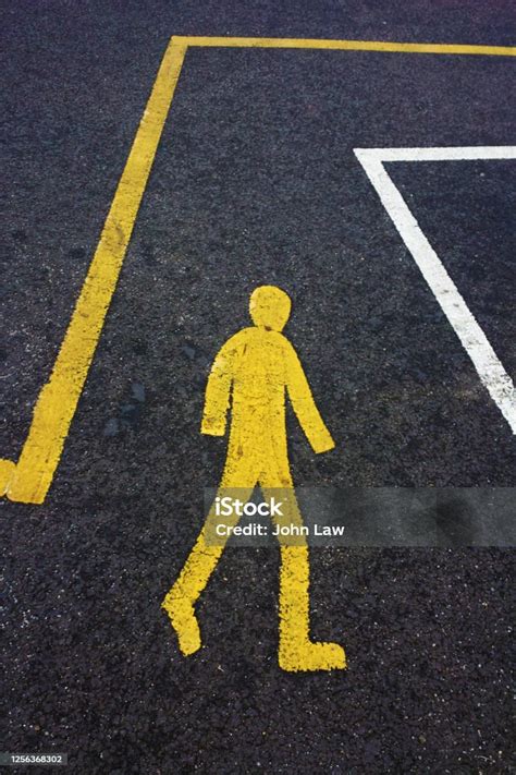 노란색으로 안전하게 걷는 보행자를위한 도로 표시 아이콘 0명에 대한 스톡 사진 및 기타 이미지 0명 2중 황색 실선 거리 Istock