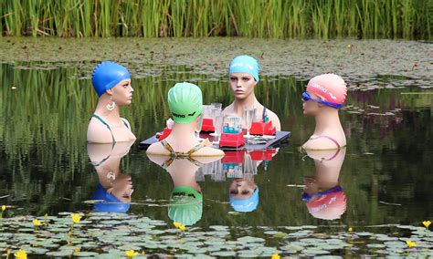 무료 이미지 표 그룹 사람들 꽃 호수 못 통신 인간의 우정 쟁반 현대 시즌 삽화 이야기 비추다 미술 여자들 반대 인형 잡담 설치