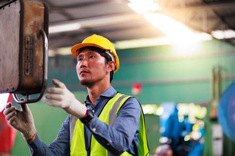 중공업 제조에 있는 금속 기계 안전 하드 모자 헬멧 제어 선반 기계를 착용 아시아 남성 공장 노동자는 구성 요소를 드릴링합니다 25 29세에 대한 스톡 사진 및 기타 이미지