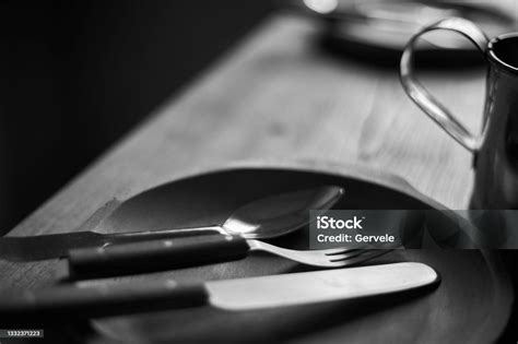 삼중주 나무 접시에 숟가락 포크와 칼 흑백 배경에 초점을 맞춘 닫습니다 0명에 대한 스톡 사진 및 기타 이미지 0명 3가지