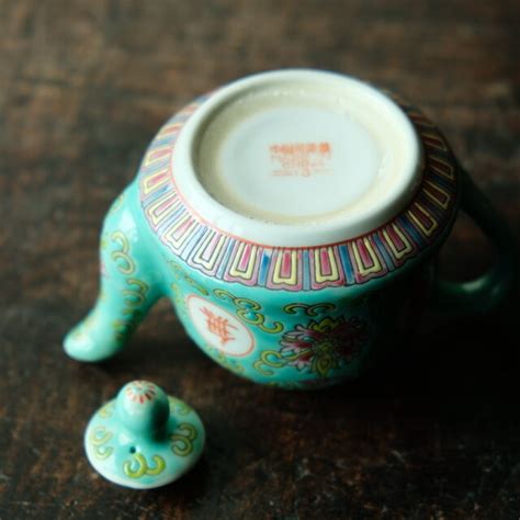 花唐草と漢字 萬寿無疆 中国景徳鎮 色絵小ぶり急須 茶器 花唐草 チャイナレトロ グリーン オブジェ Iichi 日々の暮らしを心地よく