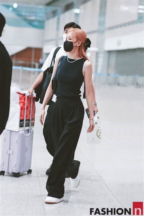 패션엔 [패션엔 포토] 블랙핑크 로제 가려도 눈부신 입국길 스타일리시한 올블랙