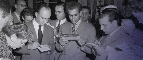 عکس شاه در حال خواندنِ خوش‌ترین خبرِ عمرش در ایتالیا؛ مصدق ساقط شد