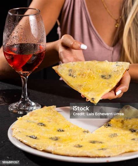 4 치즈 피자를 먹는 여자 모짜렐라 고르곤졸라 폰티나 파마산 치즈 0명에 대한 스톡 사진 및 기타 이미지 0명 강판에 갈기 건포도 Istock