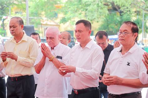 អតីតសិស្សសាលាបាក់ទូកទសវត្សឆ្នាំ១៩៨០មួយក្រុម រួមគ្នាជួយរៀបចំពិធីបុណ្យសពអតីតលោកគ្រូភូមិវិទ្យា