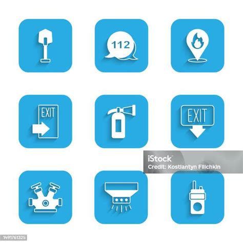 소화기 스프링클러 시스템 워키토키 출구 소화전 화재 불꽃 및 삽 아이콘이 있는 위치를 설정합니다 벡터 거리에 대한 스톡 벡터