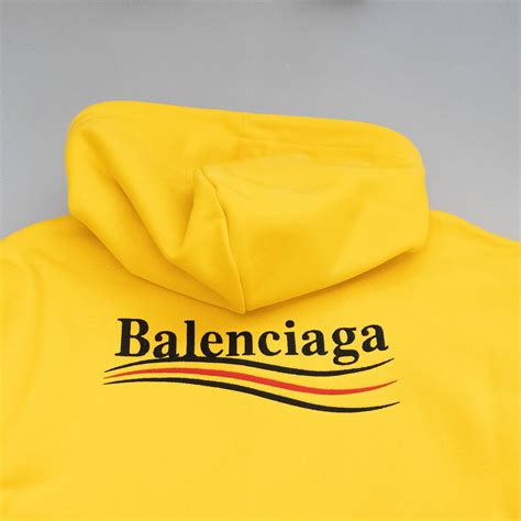 눈에 띄는 컬러와 로고로 완성된 발렌시아가의 후디 And 쇼츠 💛 10 Corso Como Seoul