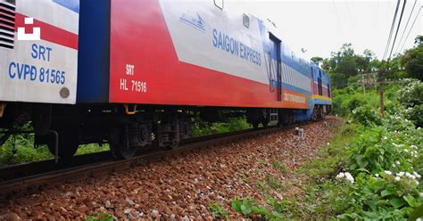 線路を走る赤、白、青の列車の写真 Unsplashの無料交通手段写真