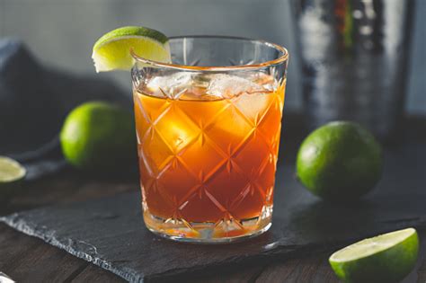 바텐더 테이블에 감귤류와 얼음 조각이 있는 오래된 파히온 유리에 오렌지 또는 레드 코테일 혼합학 개념 칵테일에 대한 스톡 사진 및 기타 이미지 Istock