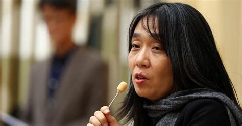 열풍 여전한 한강을 제치고…압도적 기세로 종합 베스트셀러 1위 오른 책