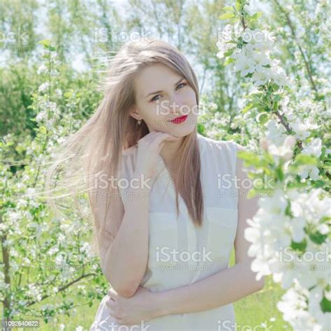 화창한 날에 피 사과 나무 중 백색 최고 서에 아름 다운 젊은 여자의 초상화 텍스트를 위한 공간으로 클로즈업입니다 가까운에 대한