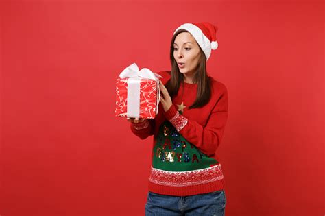 놀된 젊은 산타 여자 유지 입 열고 찾고 놀라게 빨간 배경에 고립 된 선물 현재 빨간색 상자를 들고 행복 한 새 해 2019 축 하 휴일 파티 개념입니다 복사 공간을 비웃는