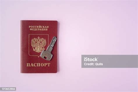 러시아어 국제 여권 과 분홍색 배경에 장신구 집 열쇠는 복사 공간을 닫습니다 이민 이민 시민권 개념 가정 생활에 대한 스톡 사진 및 기타 이미지 Istock
