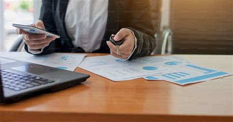 자동차 열쇠를 들고 있는 사업가 차를 사고 팔다 렌트카 자동차 리스 개념 사진 Unsplash의 문서 이미지