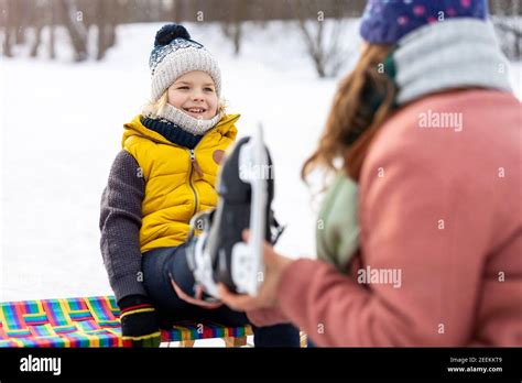Mutter Hilft Dem Sohn Seine Schlittschuhe Anzuziehen Stockfotografie Alamy