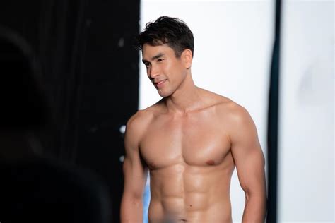 “ณเดชน์” ถอดเสื้อโชว์ซิกซ์แพ็กเล่นท่ายากบนแทรมโพลีน