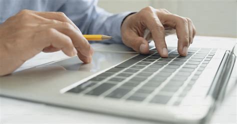 컴퓨터 소프트웨어를 프로그래밍하는 클로즈업 핸드 코딩 비즈니스 또는 교육 및 커뮤니케이션을 위해 온라인 연결 기술을 사용합니다 사진 Unsplash의 추진 이미지