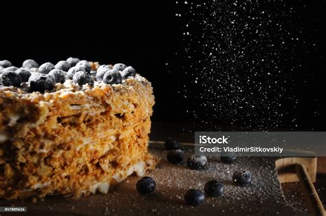 거친 나무 쟁반에 열매 블루베리와 나폴레옹 케이크 레이어 가루 설탕 검은 배경 메뉴 카페 또는 제과점으로 뿌린 다 0명에 대한 스톡 사진 및 기타 이미지 Istock
