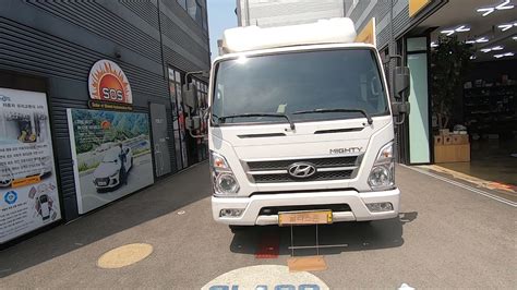 현대트럭 Qt 마이티 35톤 깨진 전면유리교체와 열차단썬팅 시공완료 영상입니다 접착제 타입이 아닌 고무몰딩타입 유리교체 시간이 빠릅니다 Youtube